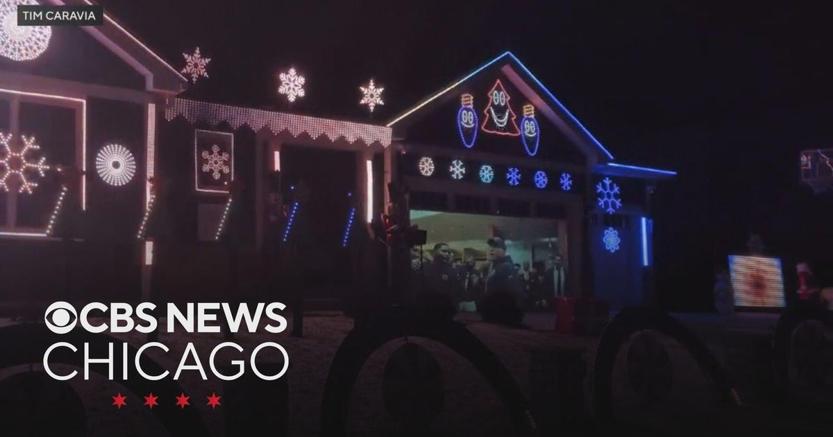 Sycamore, Ill., house is lit up with Bears fever - CBS Chicago