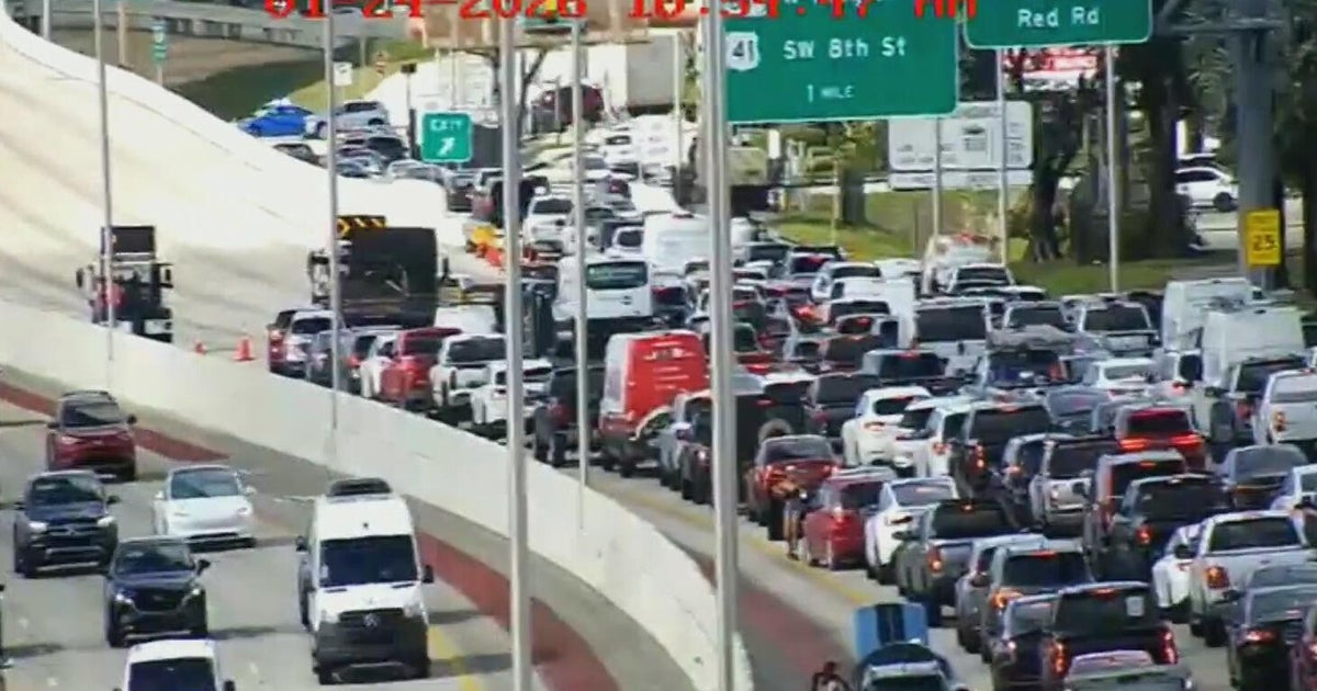 Man killed in crash on Dolphin Expressway, FHP says; traffic moving ...