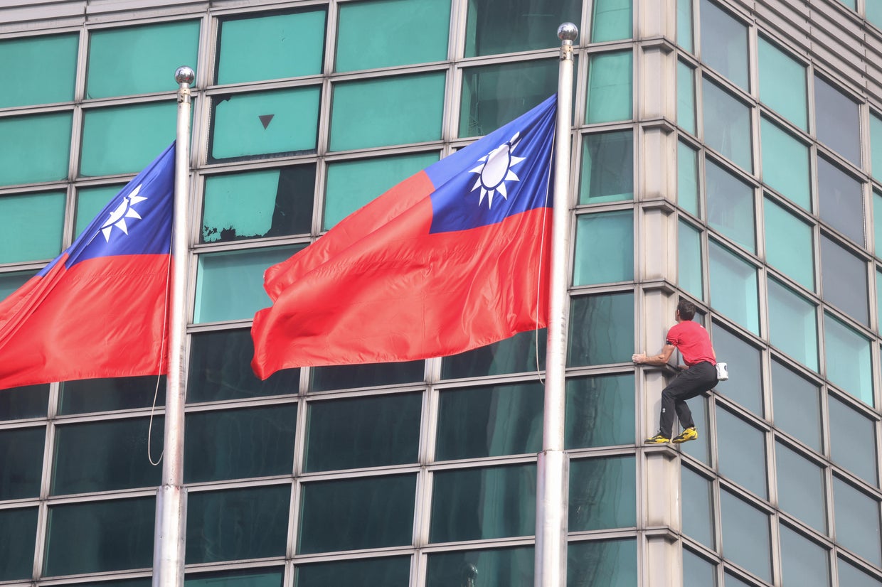 Climber Alex Honnold free solos Taipei 101 skyscraper - CBS News