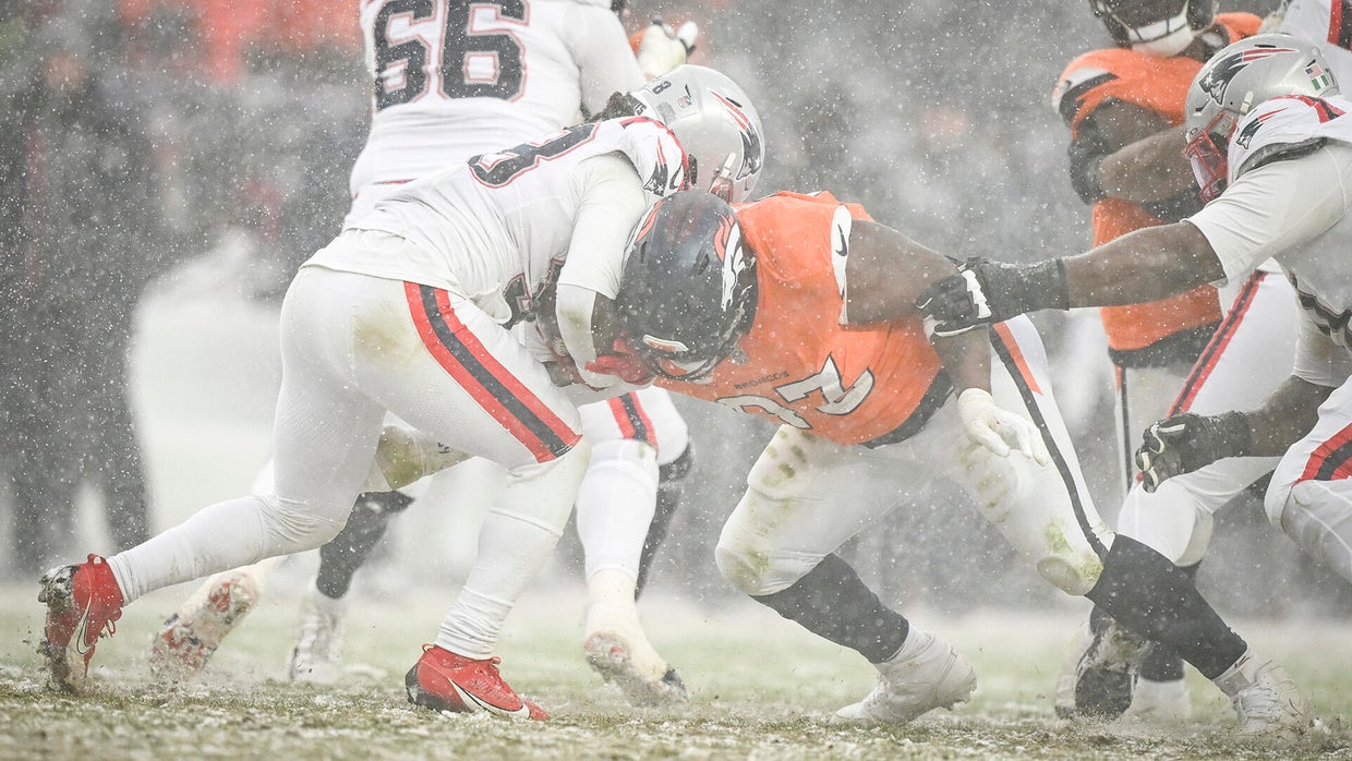 Snow moves in during Denver Broncos game, temperatures drop into the ...