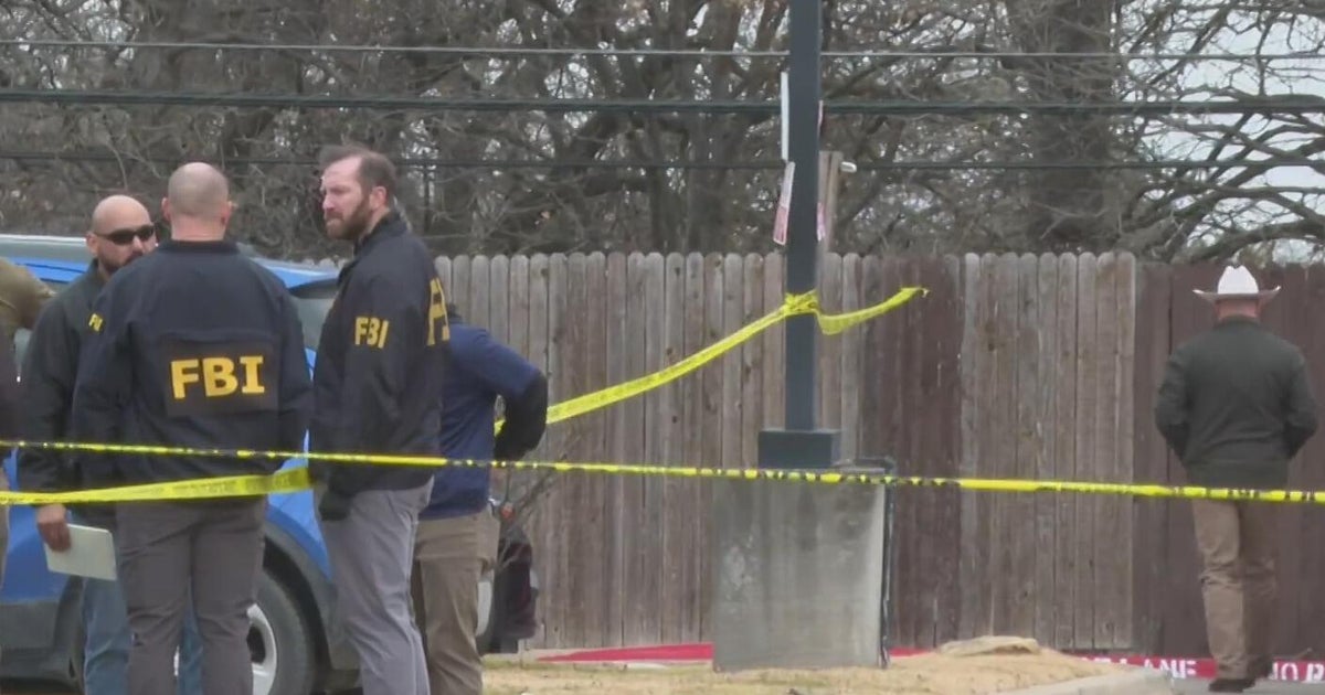 Police, FBI searching for suspect after guard shot at Chase Bank branch ...