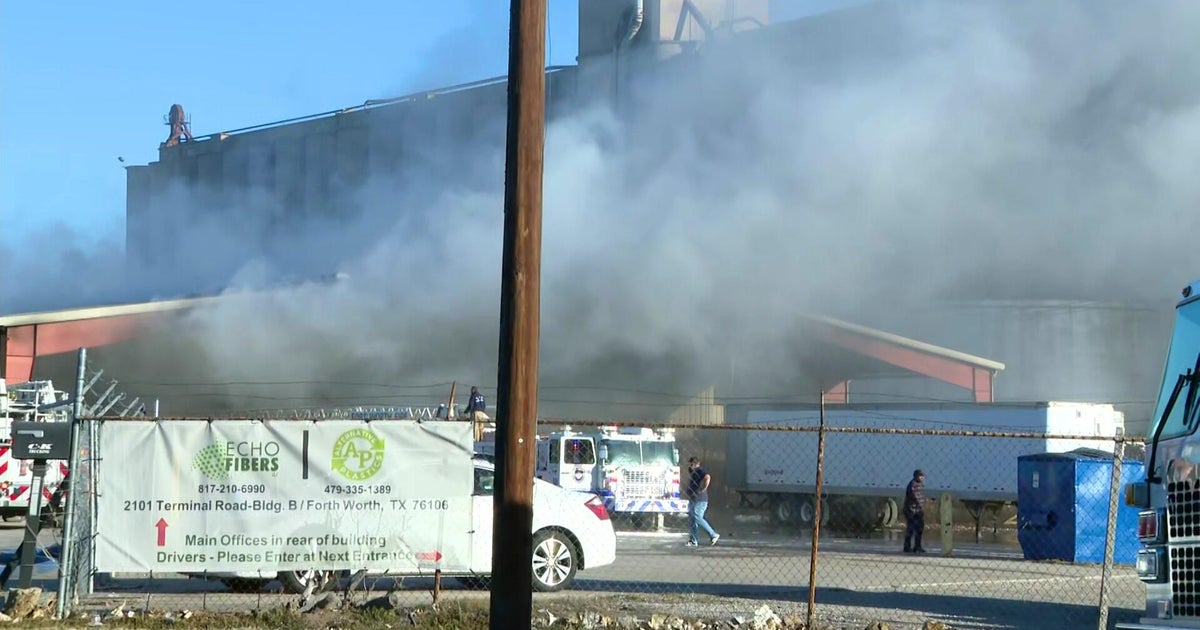Fort Worth firefighter injured while fighting warehouse fire - CBS Texas
