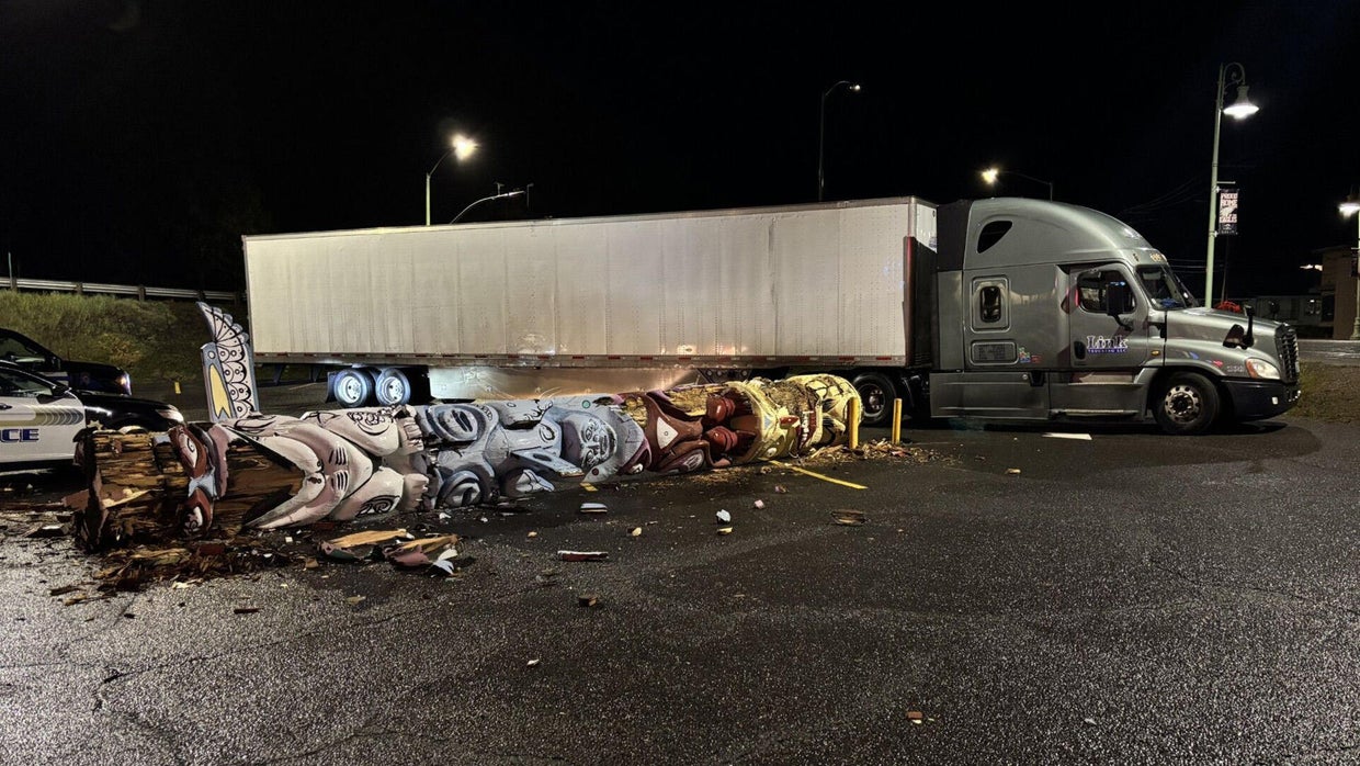 Weed, California's iconic totem pole felled in late night crash - CBS ...
