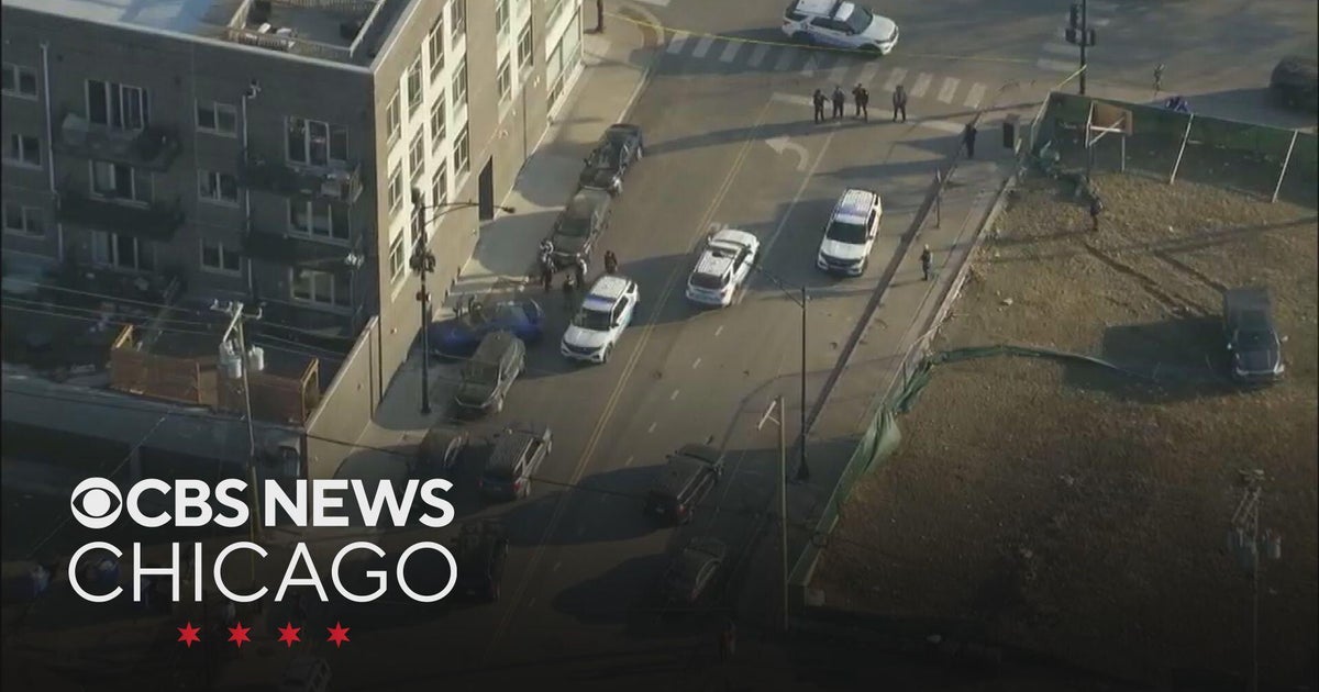 Car hits pickup truck on Near West Side of Chicago amid police chase ...
