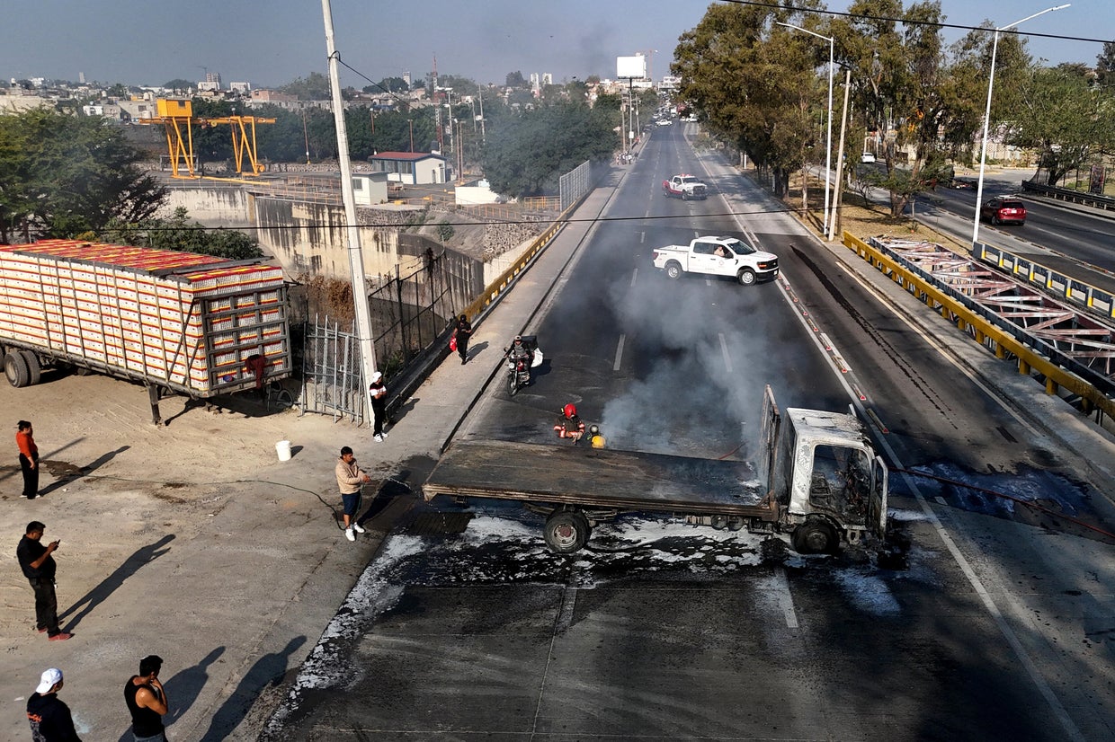 Violence erupts in Mexico after cartel leader "El Mencho" killed in ...