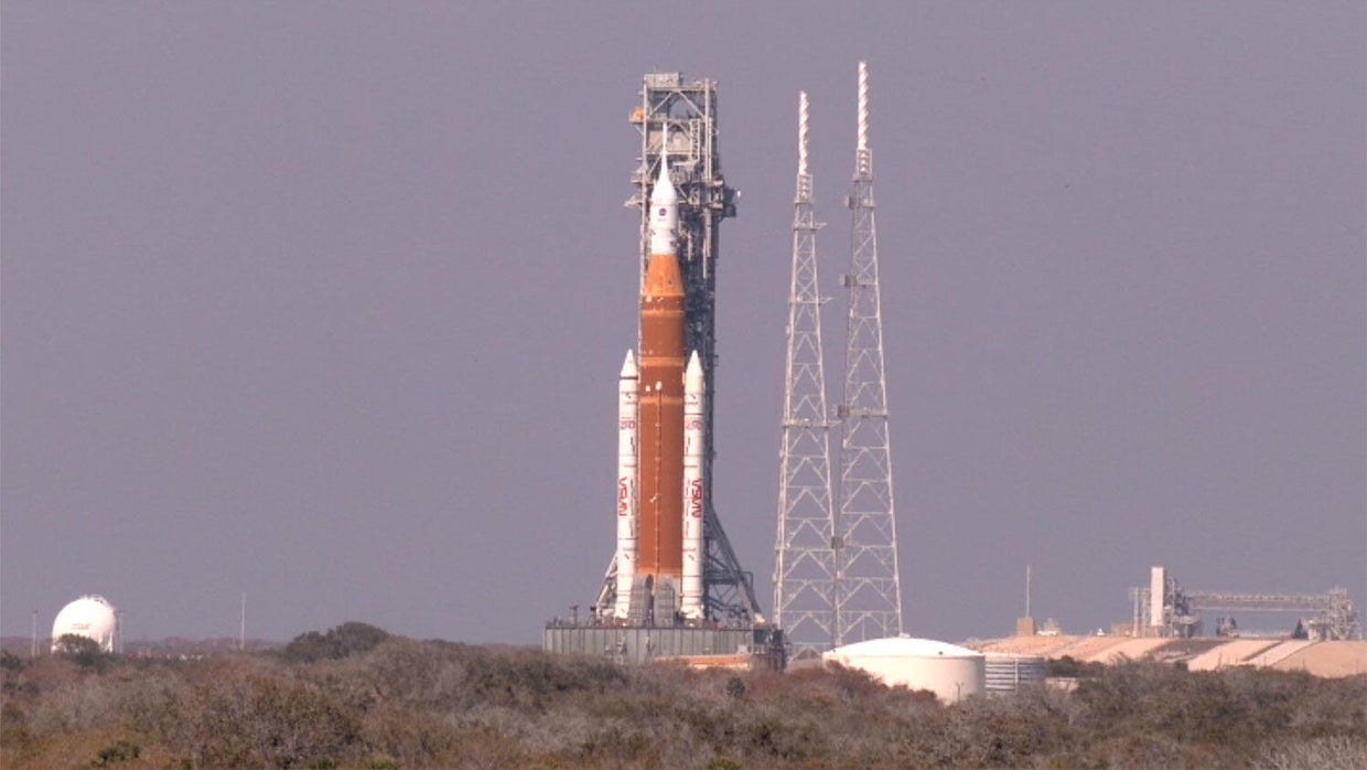NASA hauls moon rocket off launch pad to fix another launch-delaying ...