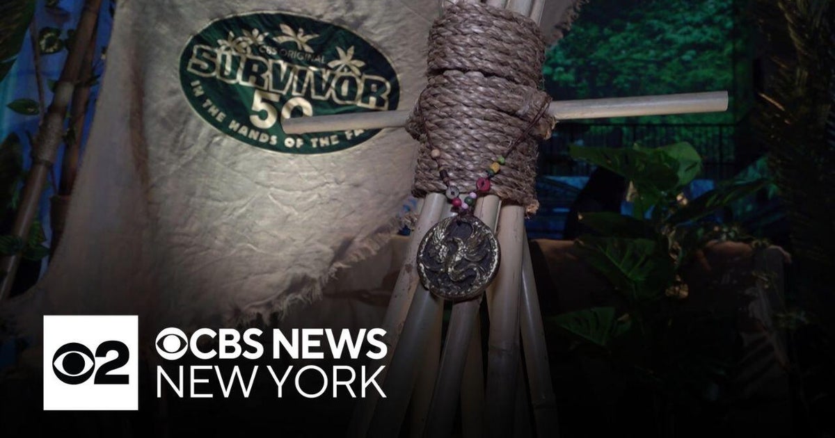 Hundreds participate in Survivor 50 scavenger hunt in NYC - CBS New York