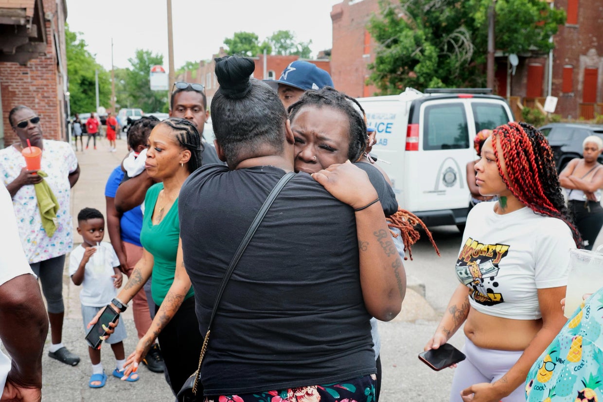 Bodycam video shows St. Louis police officer shooting teen in back of ...