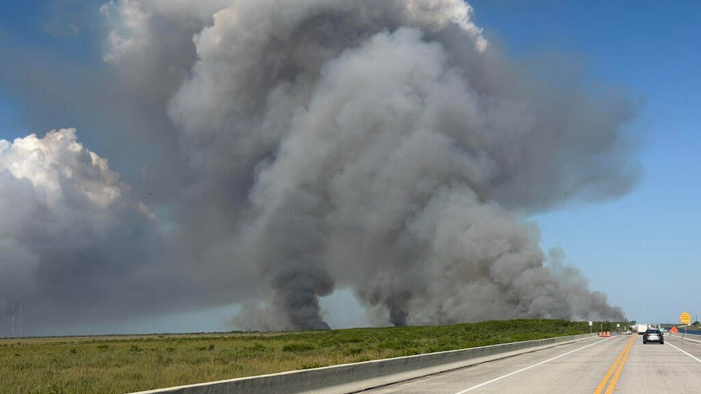 Highway 41 Fire threatens structures as wildfire smoke could impact ...