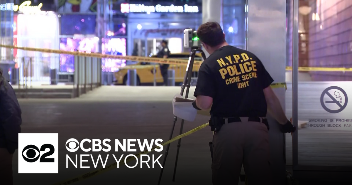 NYPD looking for suspects in deadly Times Square stabbing - CBS New York