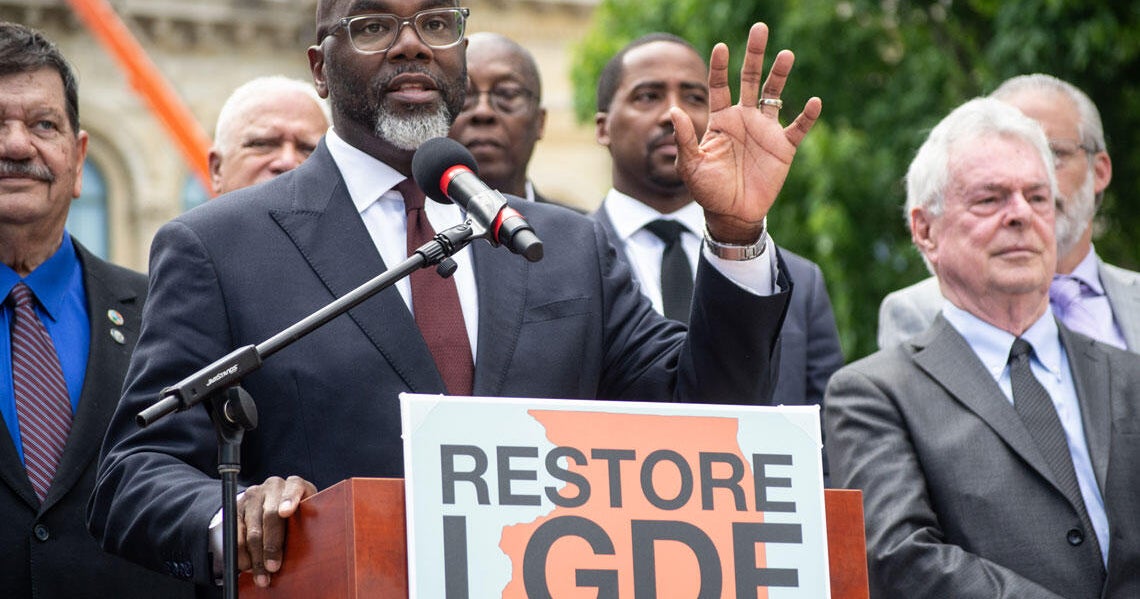Chicago Mayor Brandon Johnson, other leaders press Illinois lawmakers ...