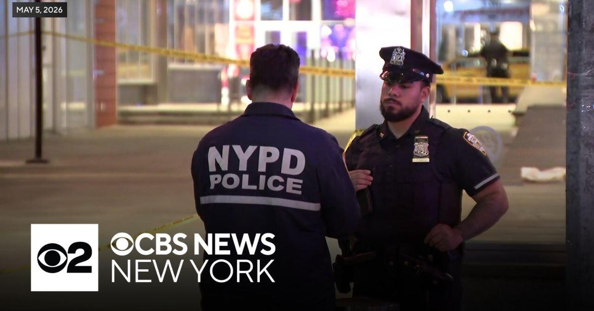 Teen arrested in deadly Times Square stabbing - CBS New York