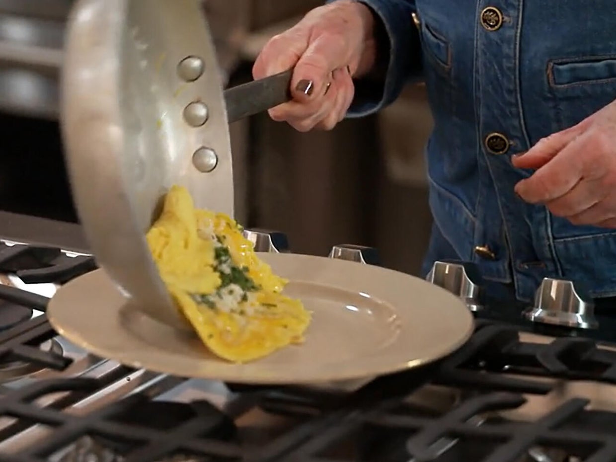 Martha Stewart: How to make an omelet - CBS News