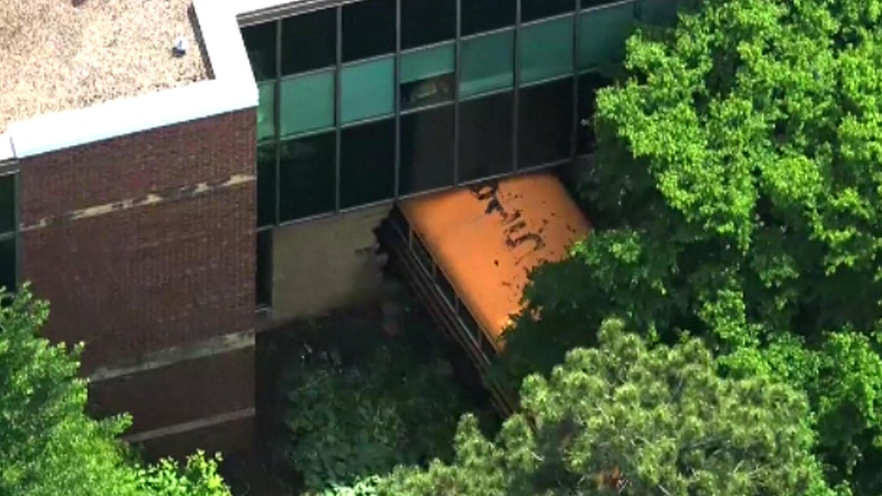 Bus slams into Hamline University building in St. Paul - CBS Minnesota
