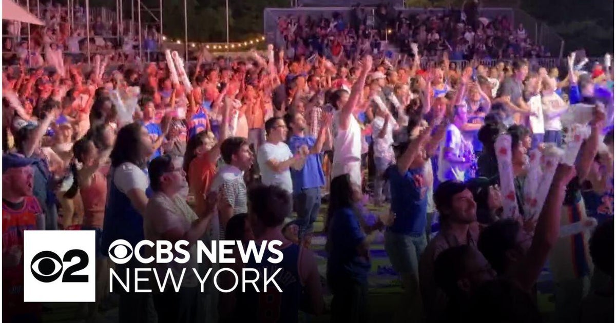 Knicks take Game 1 and fans in NYC go crazy | Team coverage - CBS New York