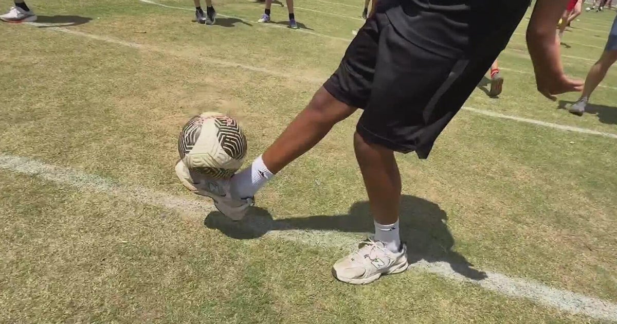 Smyrna breaks world soccer juggling record - CBS Atlanta