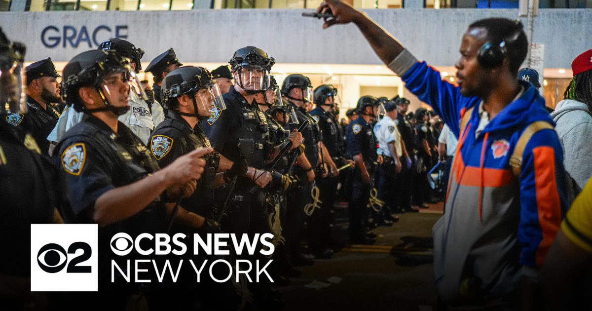 Knicks fans clash with NYPD as fights break out near Bryant Park watch ...