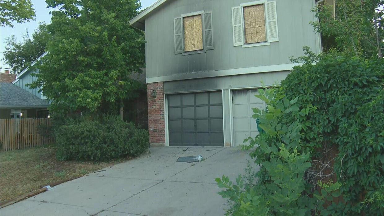 1 person dead in Aurora house fire, another displaced - CBS Colorado