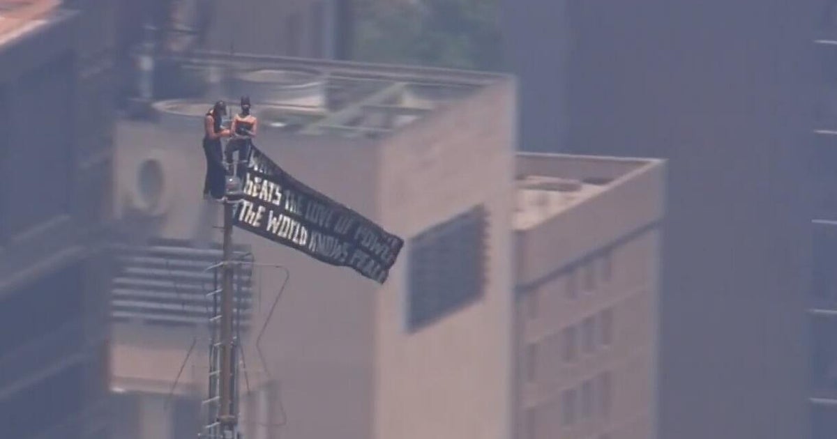 Sky-high stunt at the top of the Empire State Building in New York City ...
