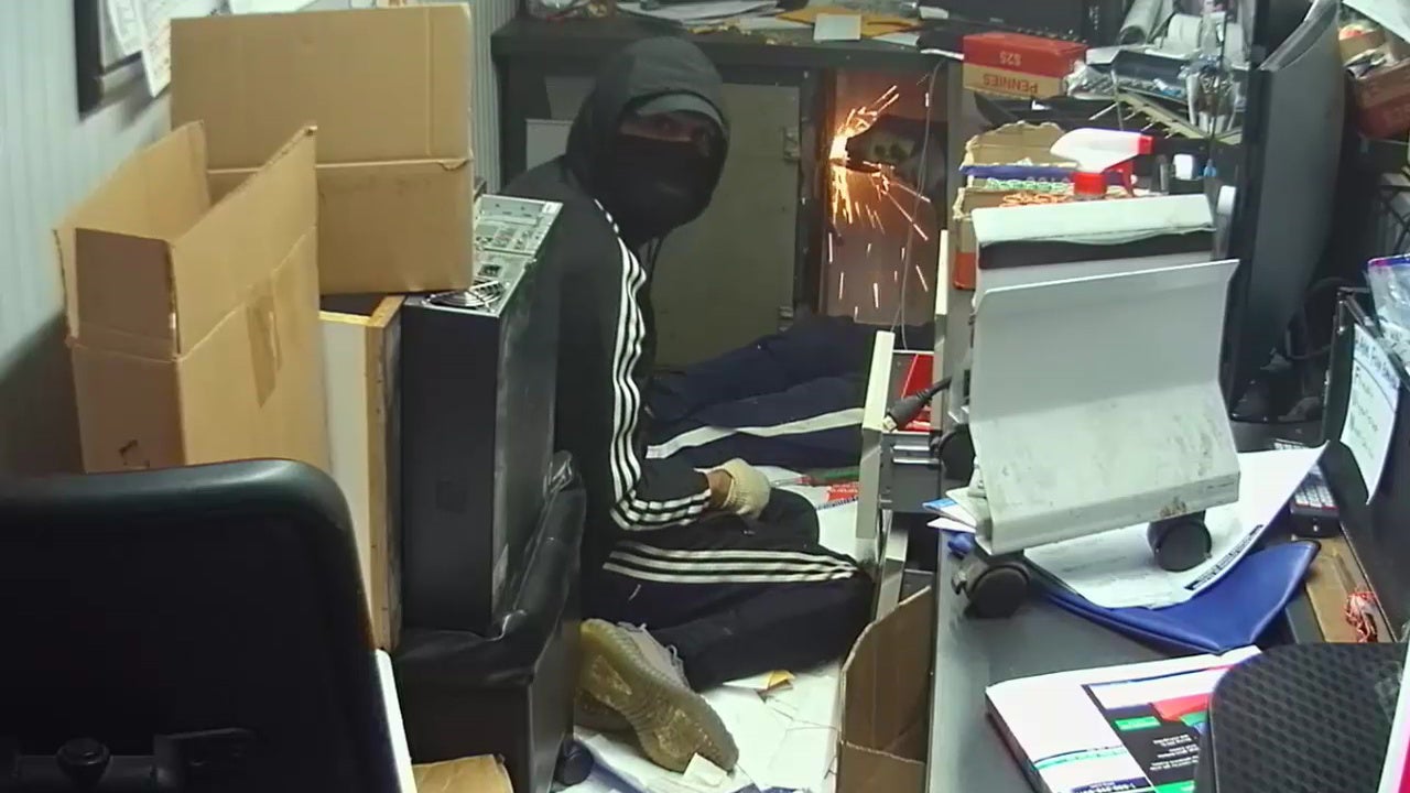 See It 2 Men Break Into Bronx Supermarket Empty Safe Cbs New York